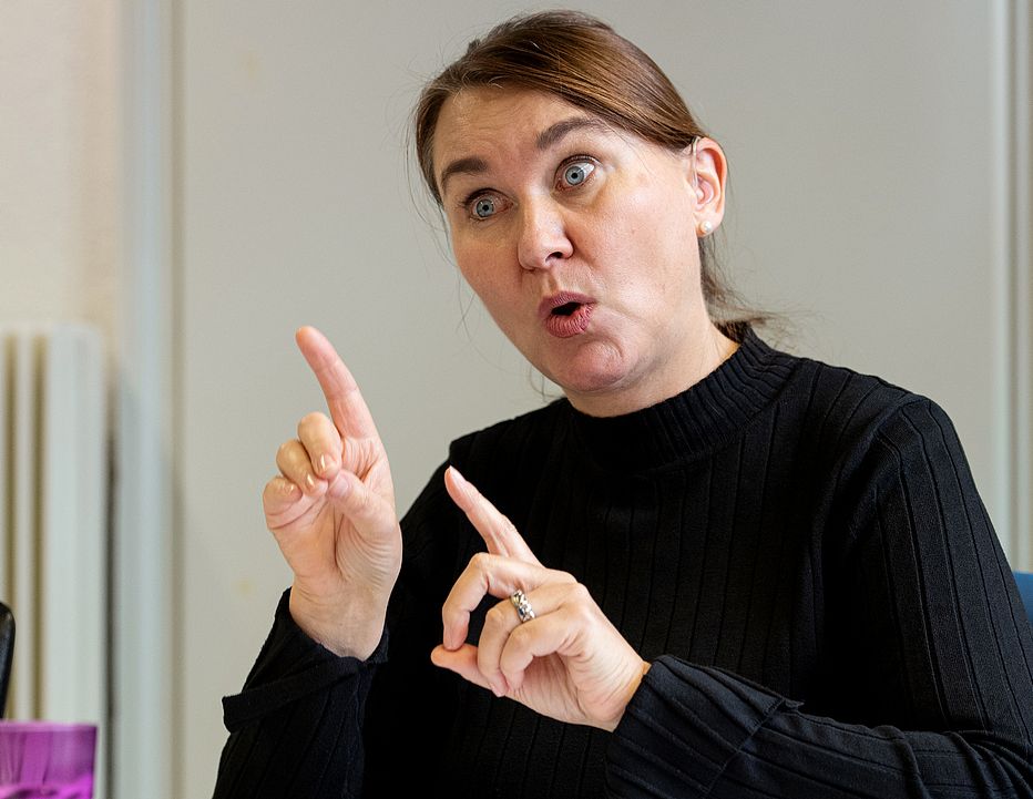 Swiss Review: Once forbidden, sign language is on its way to becoming a ...